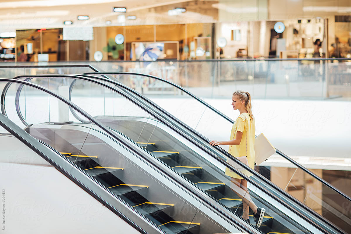 Caucasian Woman On An Escalator In The Shopping Mall Del Colaborador caucasian-woman-on-an-escalator-in-the-shopping-mall-del-colaborador