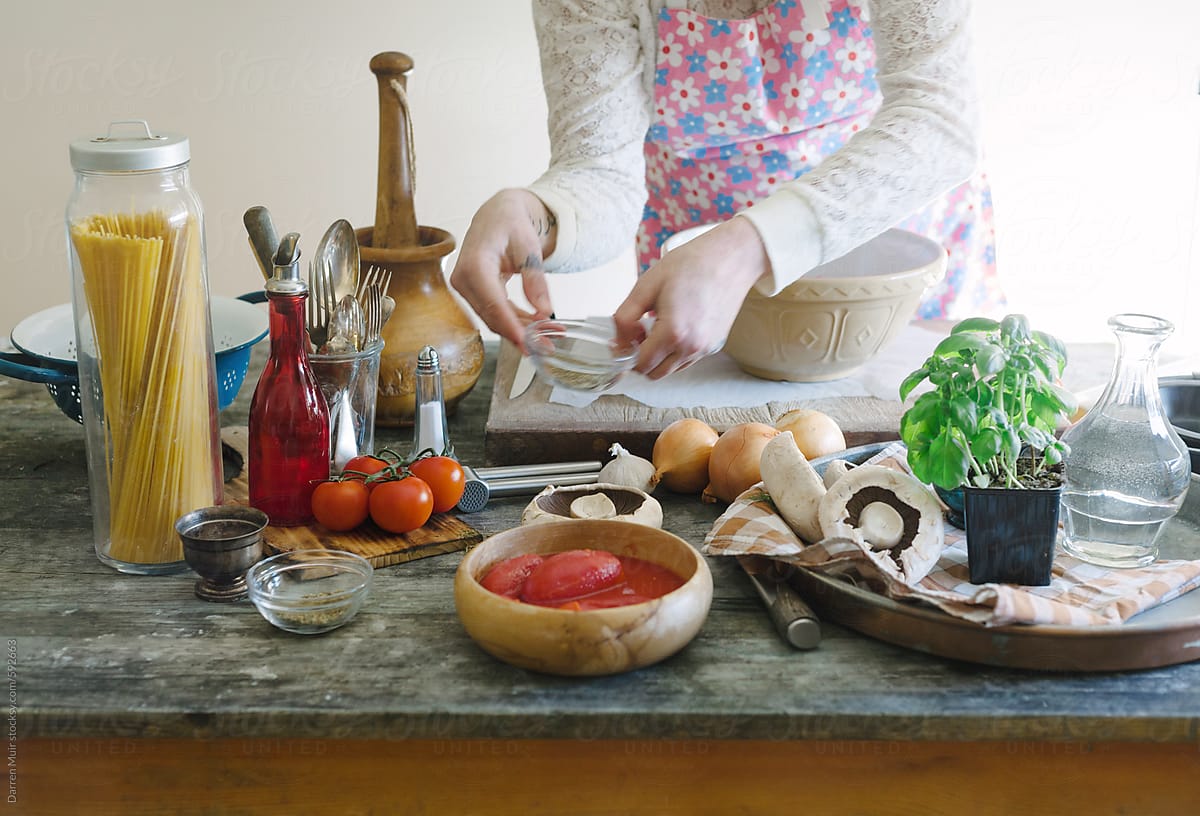 «Woman In Floral Apron Preparing Food On Kitchen Table At Home.» del ...