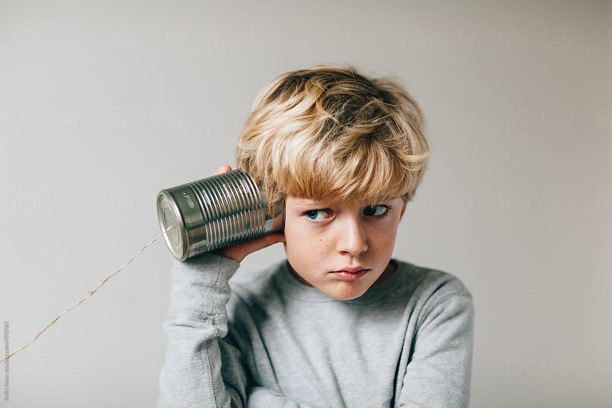 Boy Trying To Listen Through A Tin Can Phone Del Colaborador De Boy Trying To Listen Through A Tin Can Phone Del Colaborador De
