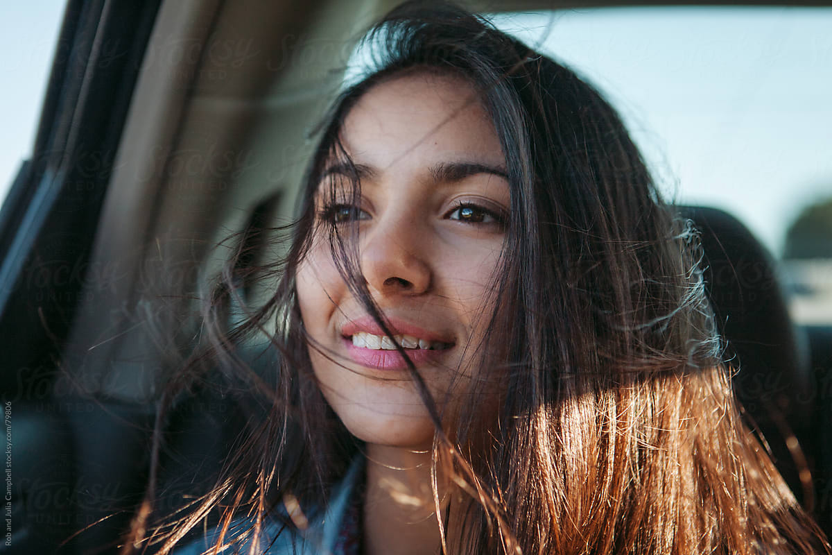  Cute Teen Girl Enjoying Car Ride In Backseat Del Colaborador De