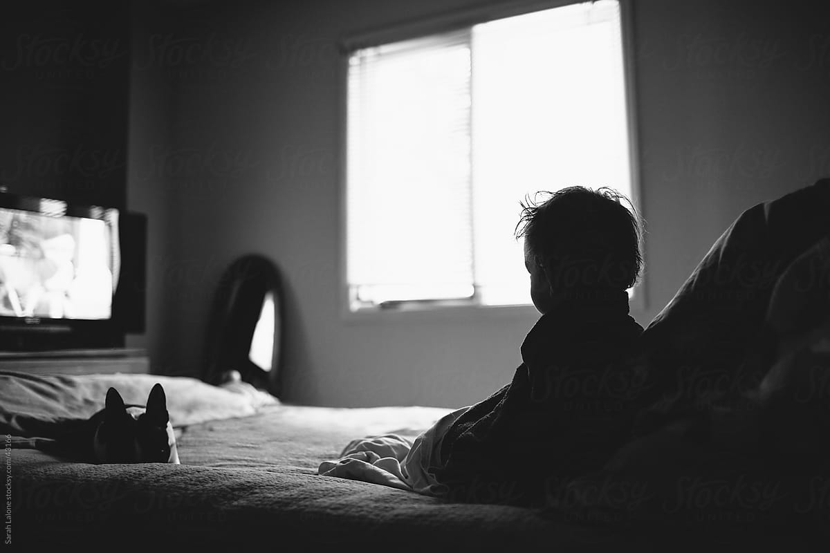 Little Boy Watching TV On A Bed With His Dog Del Colaborador De Little Boy Watching TV On A Bed With His Dog Del Colaborador De