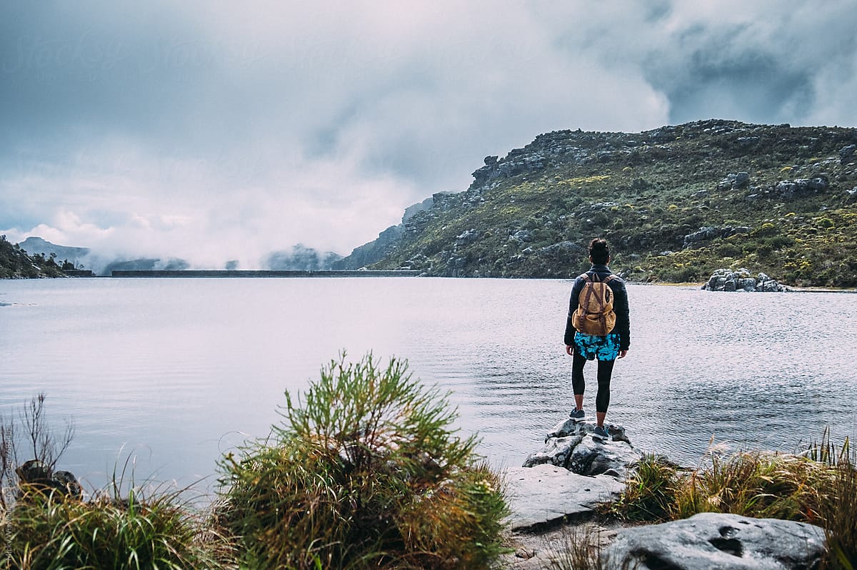 «Hiker In A Mountain Overlooking A Dam» del colaborador de Stocksy ...