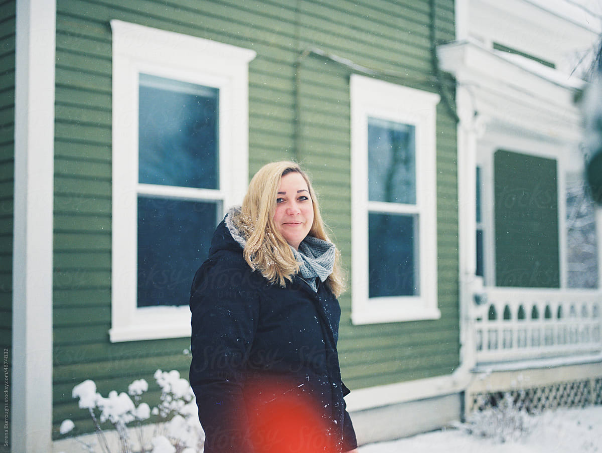 Smiling woman in winter clothing outdoors - Stock Image - Everypixel
