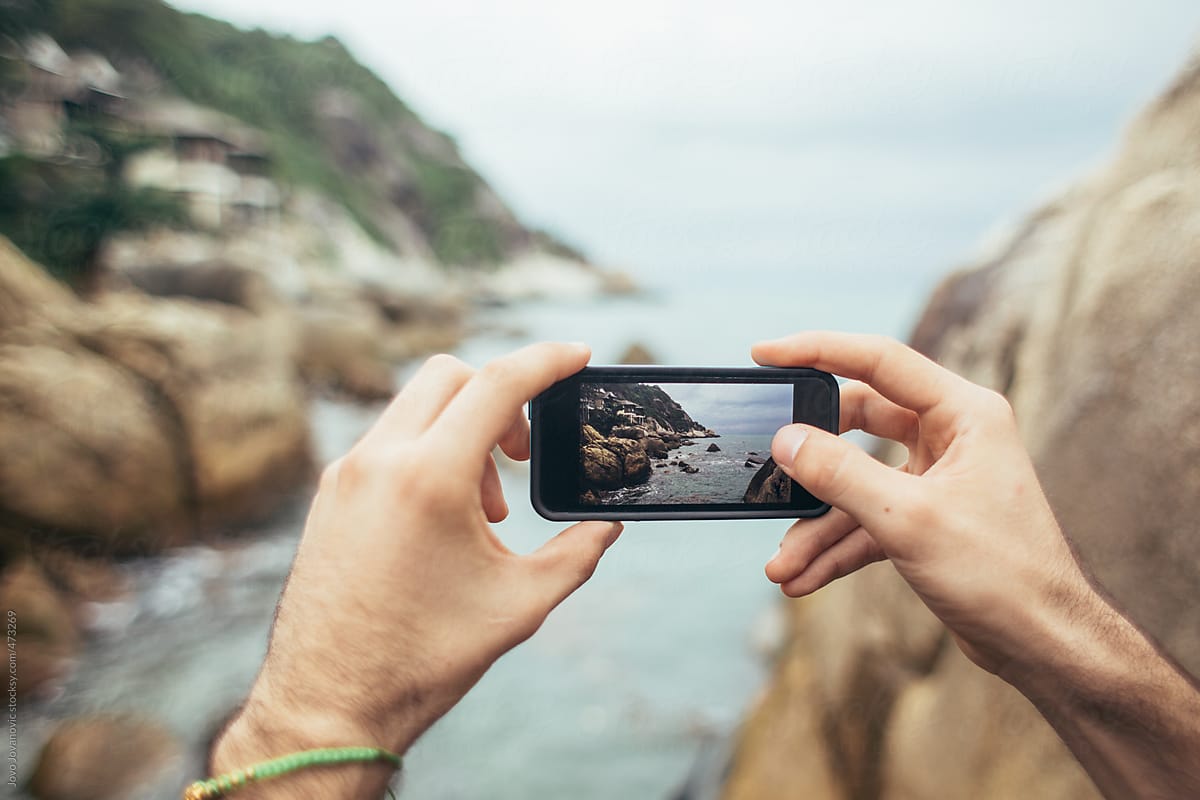 «Close Up Of Male Hands Holding Phone To Take Pictures» del colaborador ...