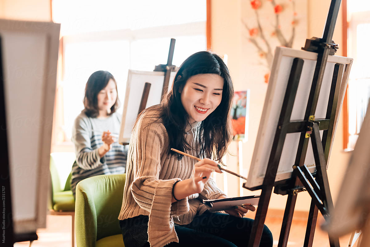Friends learning painting in a classroom - Stock Image - Everypixel