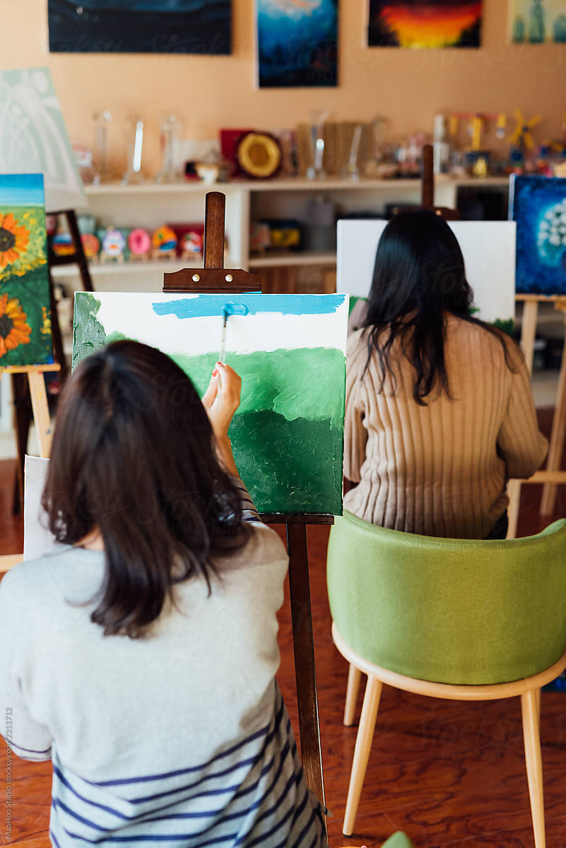 Friends learning painting in a classroom - Stock Image - Everypixel