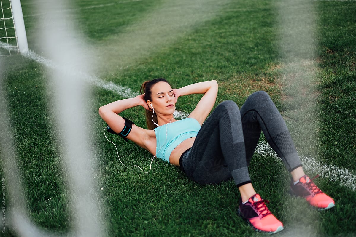 Fit Woman Doing Abs Workout - Stock Image - Everypixel