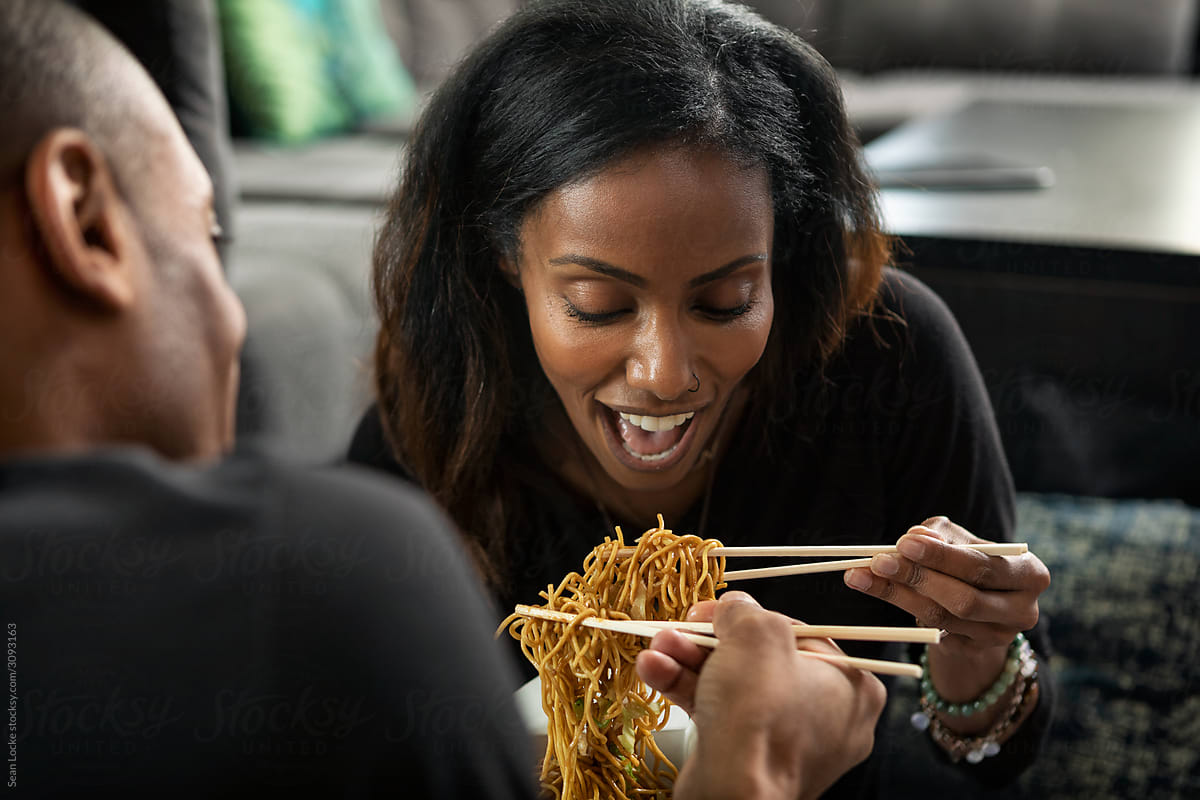 Loft Woman Eating Lo Mein From Takeout Box Del Colaborador De Loft Woman Eating Lo Mein From Takeout Box Del Colaborador De