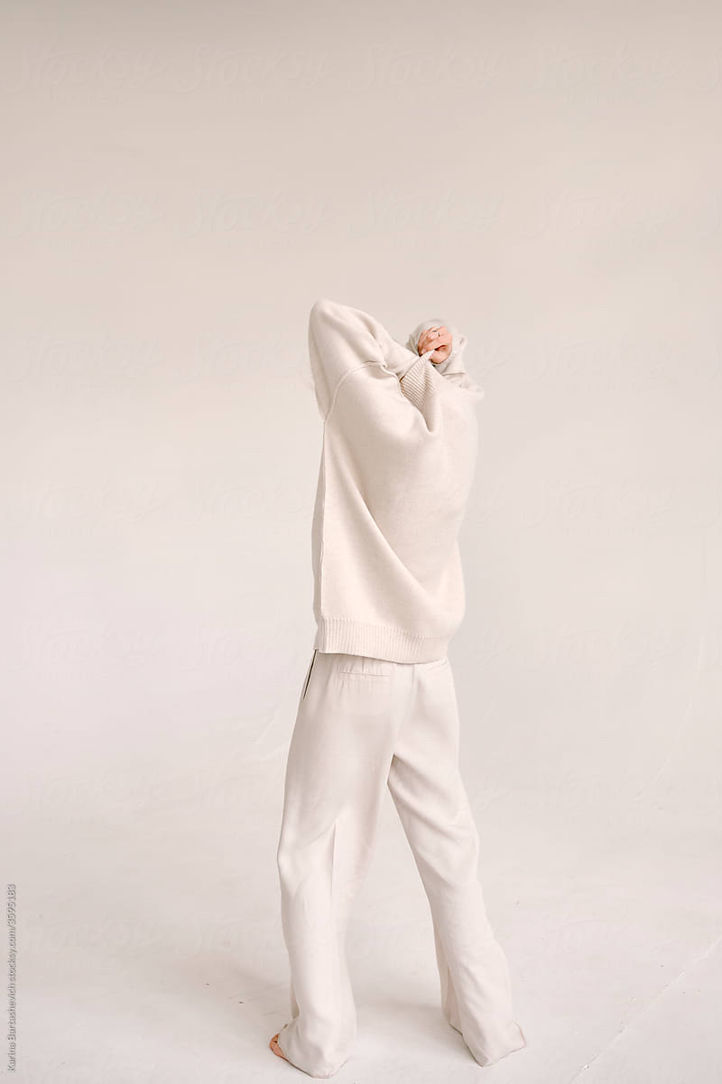 "Photo Of A Girl In Fashionable Light Clothes With Her Back To The ...