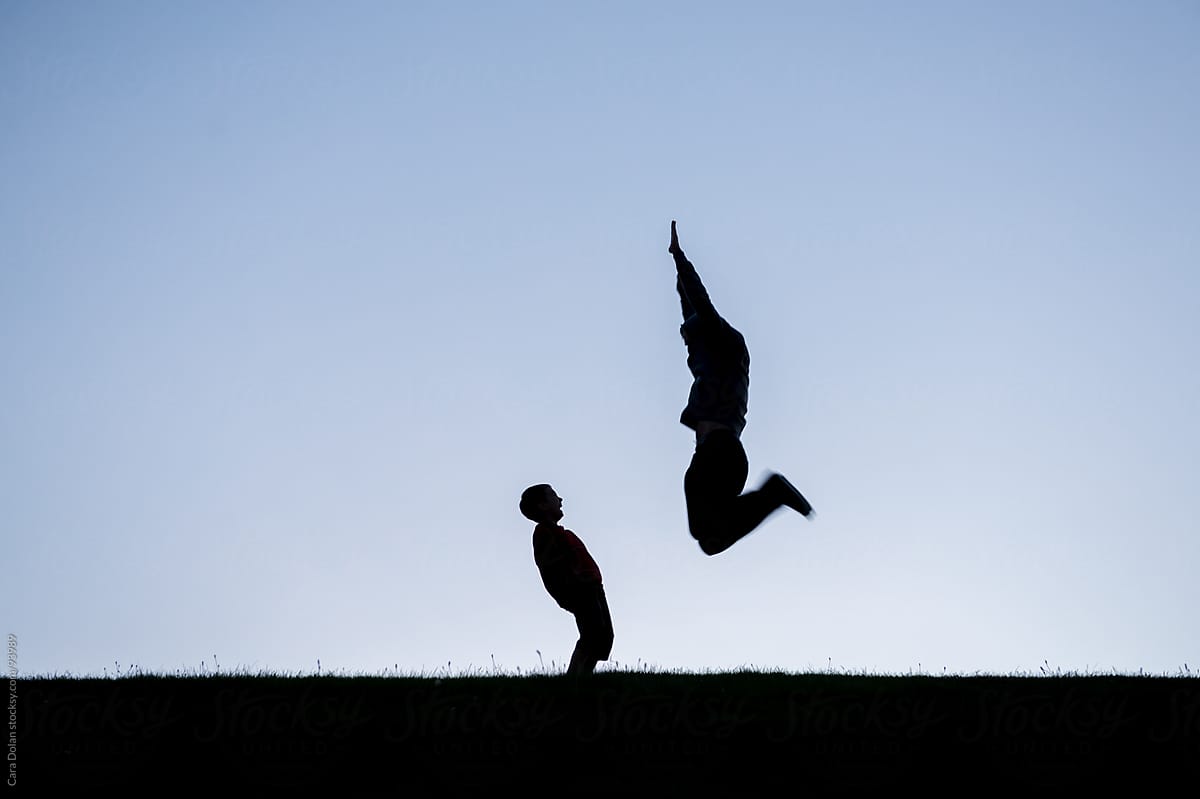 Ver Boy And His Dad Laugh And Play Outside At Night Del Colaborador Ver Boy And His Dad Laugh And Play Outside At Night Del Colaborador